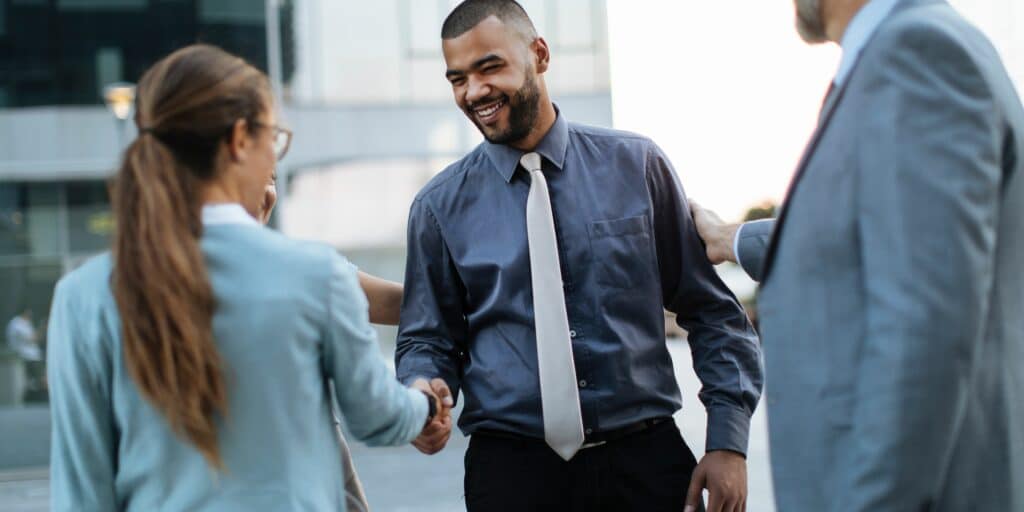 12 Powerful Tips For Starting Conversations With Strangers